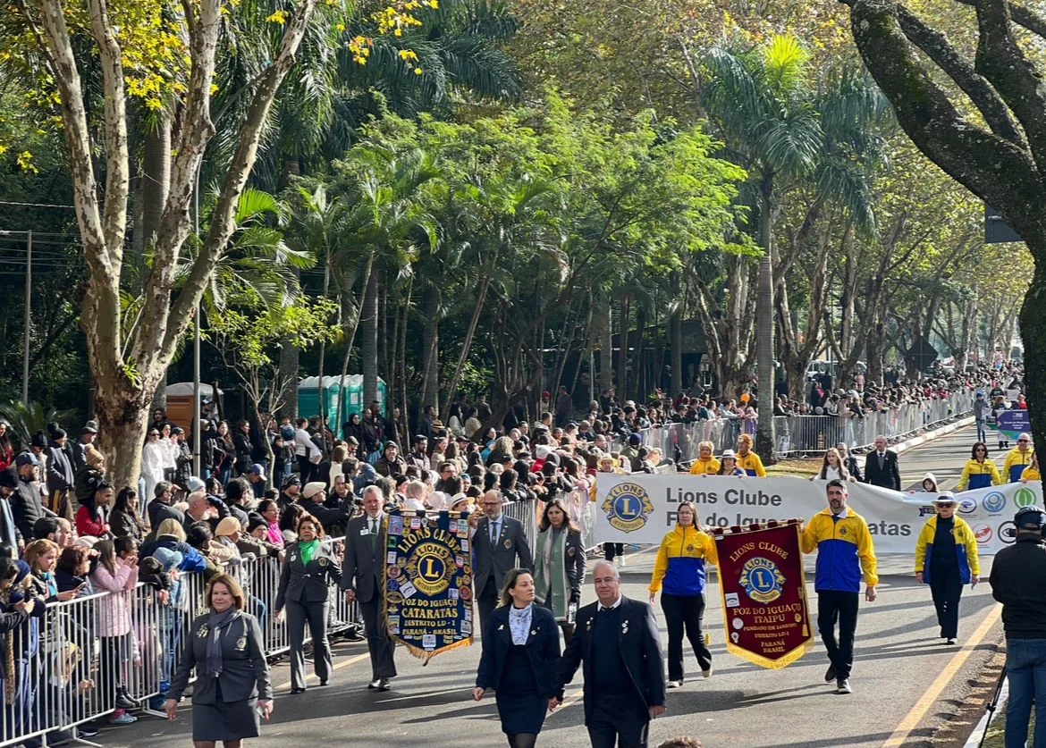 Foz do Iguaçu celebra 111 anos com desfile cívico-militar e homenagem ...
